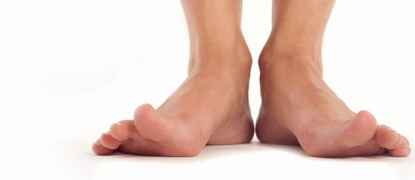 Ez az egyszerű 10 perces torna segít a lúdtalp panaszok enyhítésében ...